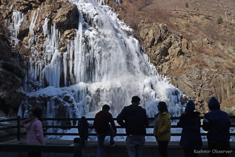 Frozen Waterfall At Drung In Tangmarg Draws Tourists Attention ...