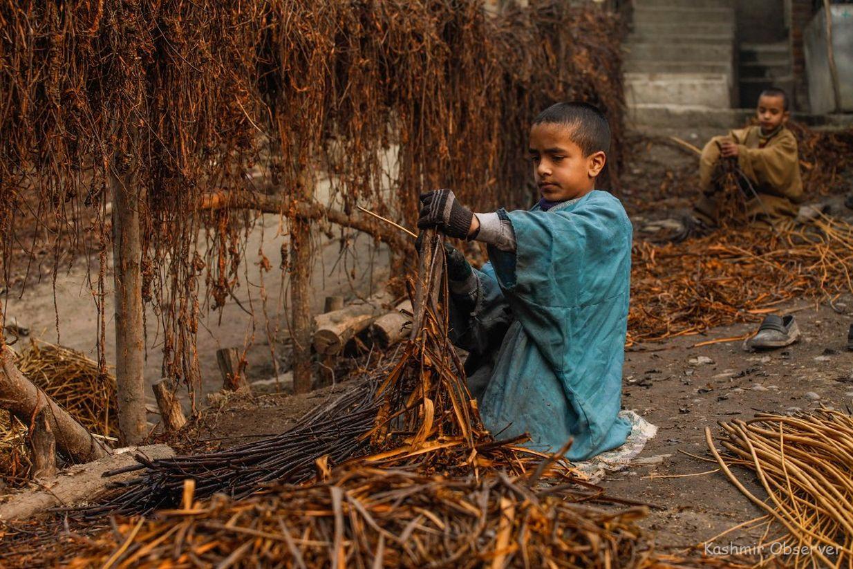 Freeze Frame: Growing Tribe of Child Kangri-Sellers in Kashmir ...
