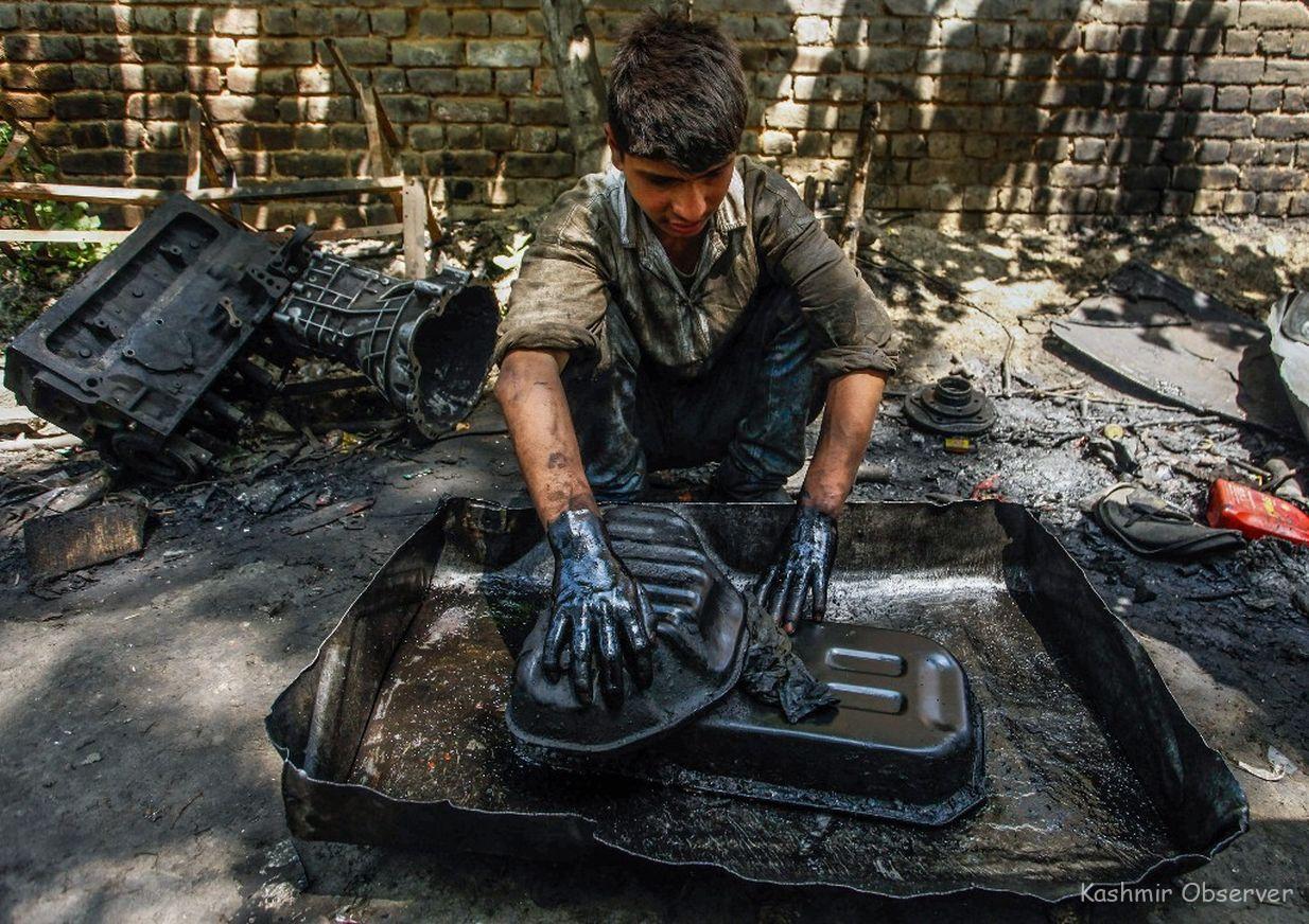 Freeze Frame: Growing Tribe of Child Kangri-Sellers in Kashmir ...