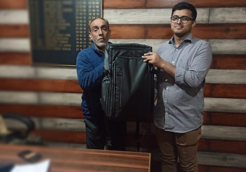 Rickshaw Driver Returns ‘Lost Bag’ To Bangladeshi Couple – Kashmir Observer