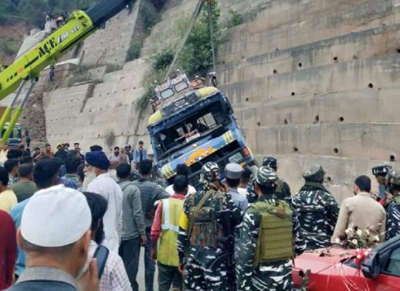 12 Injured as Mini-bus Skids Off Road in J&K’s Ramban – Kashmir Observer