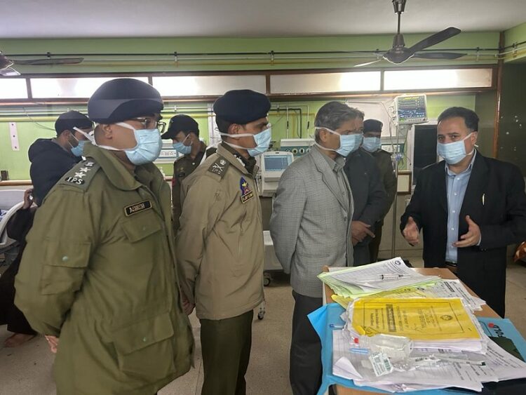 DGP Swain Visits Injured Police Inspector At SKIMS – Kashmir Observer