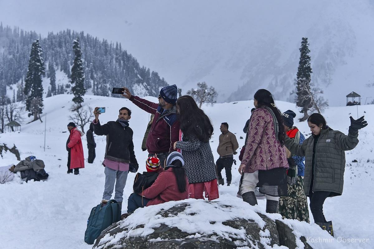 Snowfall In Kashmir Cheers Tourists, Locals – Kashmir Observer