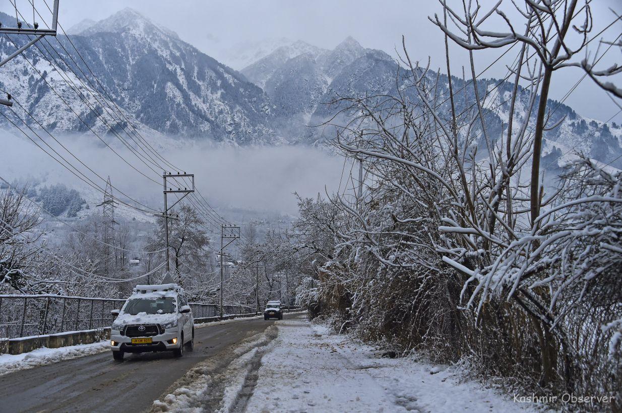 In Photos | Season’s First Snowfall In Srinagar – Kashmir Observer