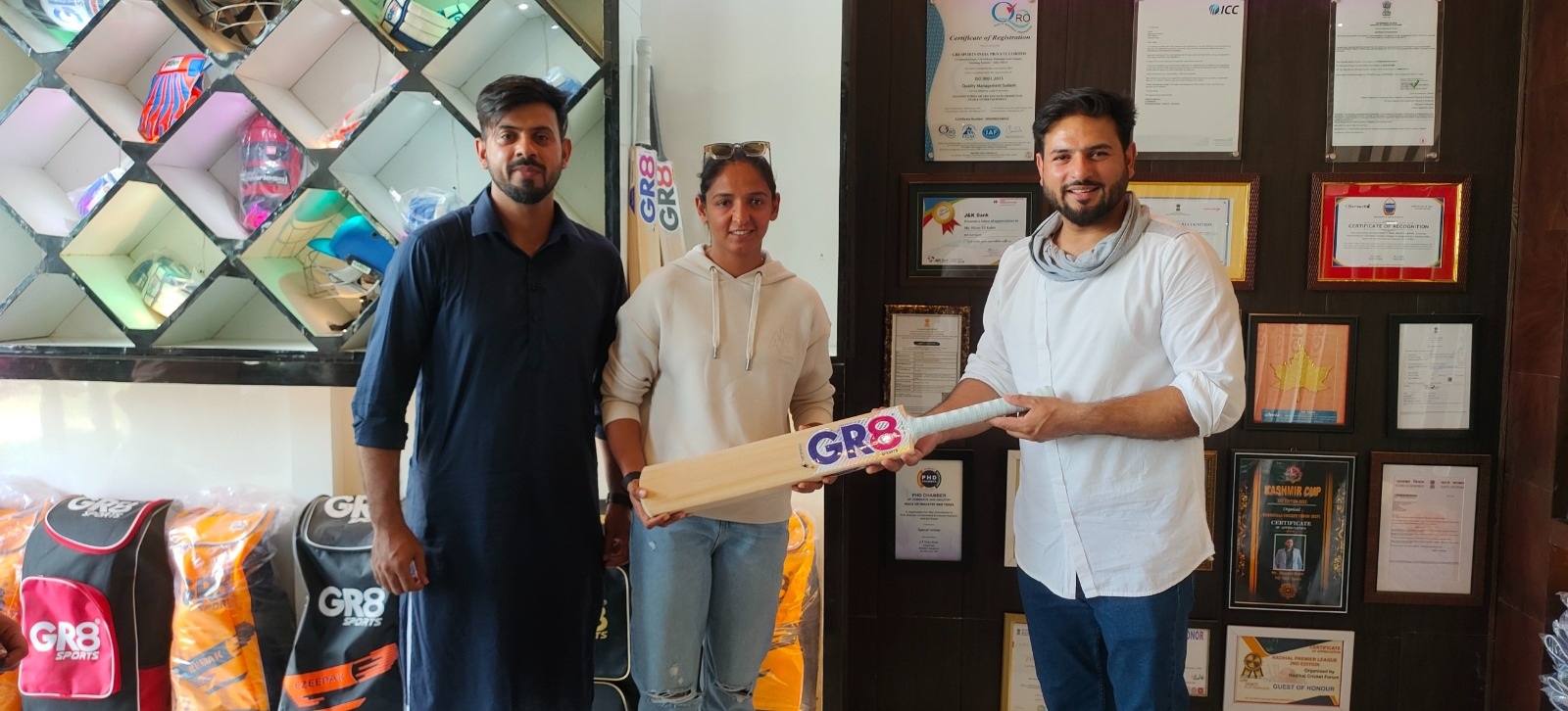 India Women’s Team Captain Harmanpreet Kaur Visits GR8 Sports – Kashmir ...