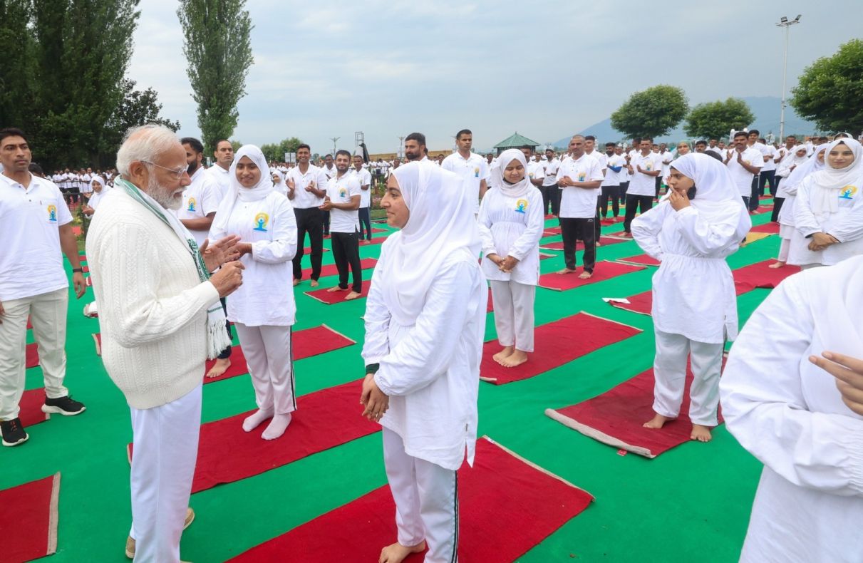 In Photos: PM Modi Leads Yoga Session In Srinagar To Mark 10th International Yoga Day – Kashmir ...