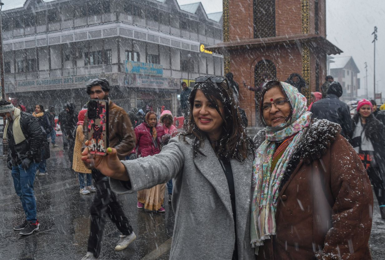 Season’s First Snowfall Blankets Kashmir – Kashmir Observer