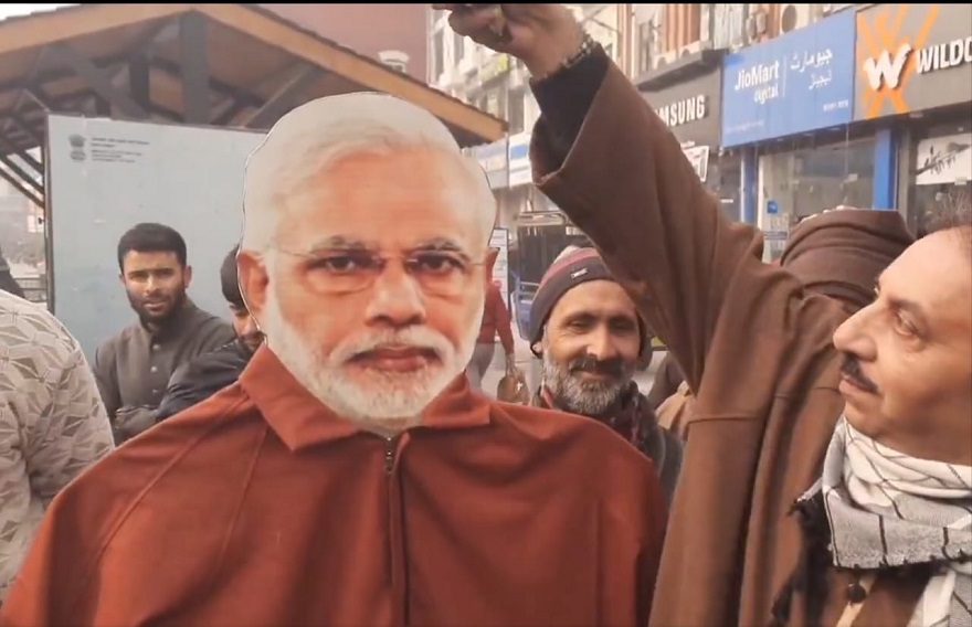 PM’s Cut-out Adorned With ‘Pheran’ In Srinagar – Kashmir Observer