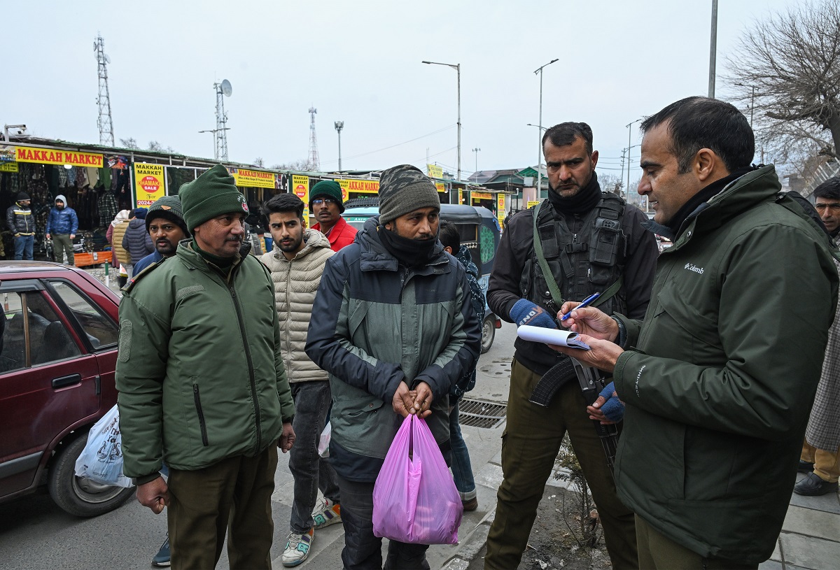 Public Smokers Face Police Action At Lal Chowk - Kashmir Observer