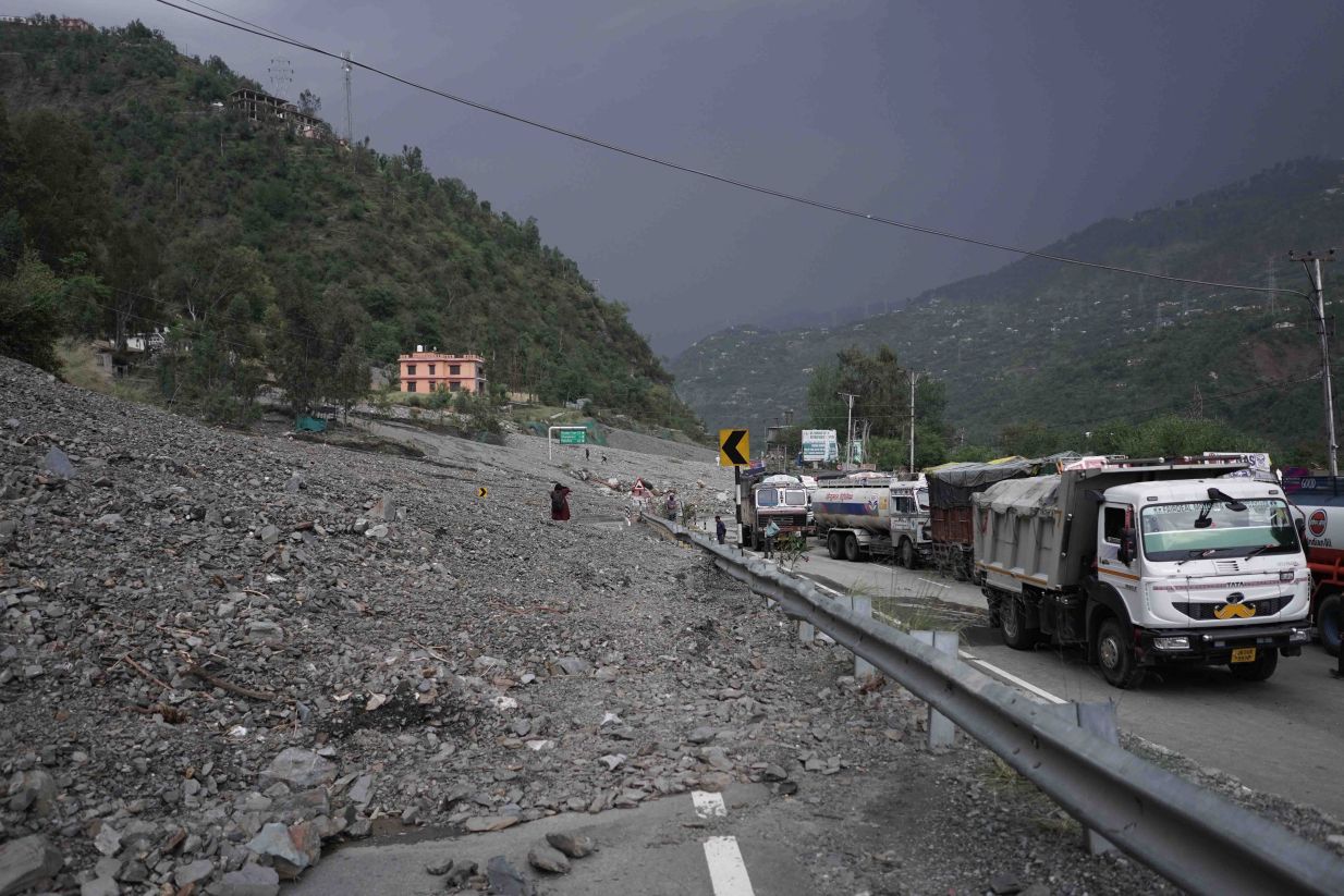 Landslide-Hit Srinagar-Jammu Highway Opens For One-Way Traffic – Kashmir Observer