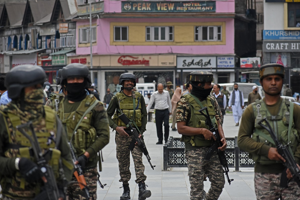 Srinagar Police, CRPF Launch Surprise Checks in Lalchowk – Kashmir Observer