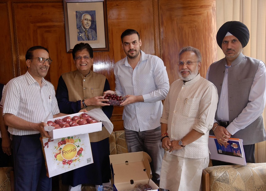 Goyal Assures Kashmir Apple Traders To Look Into Their Demands ...