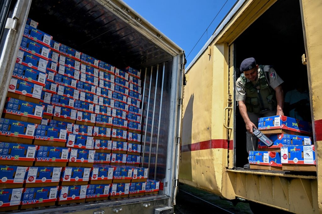 Apple Express: 6,400 Tonnes Reach Delhi via Train – Kashmir Observer
