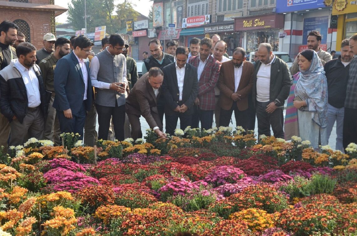 Ghanta Ghar Blossoms with Autumn Flower Festival – Kashmir Observer