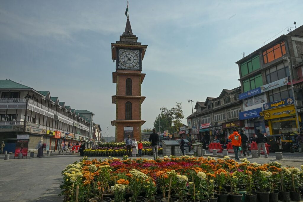 In Photos: Ghanta Ghar Blossoms with Colourful Gul-e-Dawood (Chrysanthemum) Show – Kashmir Observer