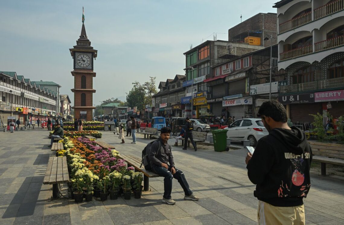 In Photos: Ghanta Ghar Blossoms with Colourful Gul-e-Dawood (Chrysanthemum) Show - Kashmir Observer
