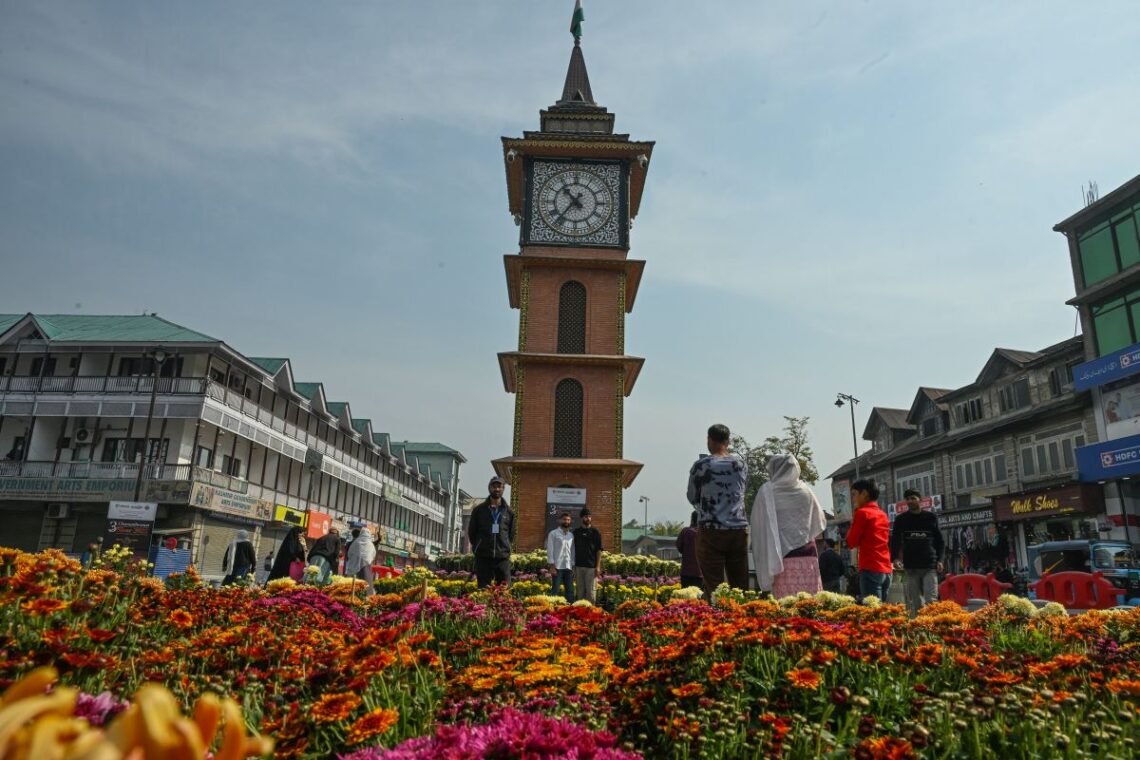 In Photos: Ghanta Ghar Blossoms with Colourful Gul-e-Dawood (Chrysanthemum) Show - Kashmir Observer