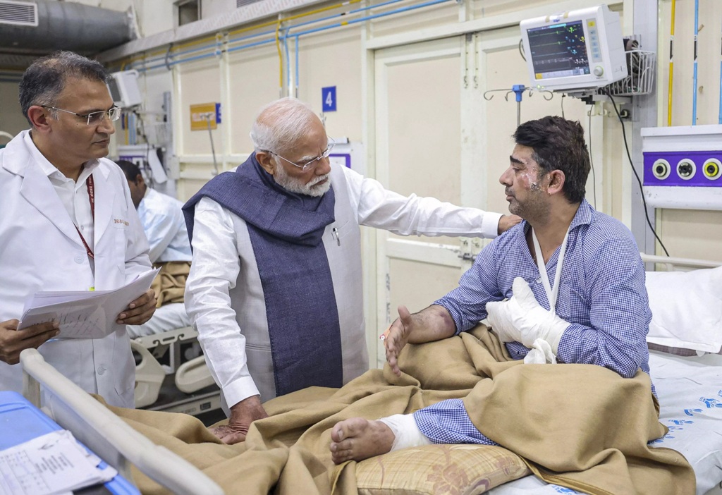 PM Modi Meets Red Fort Blast Survivors at LNJP Hospital – Kashmir Observer