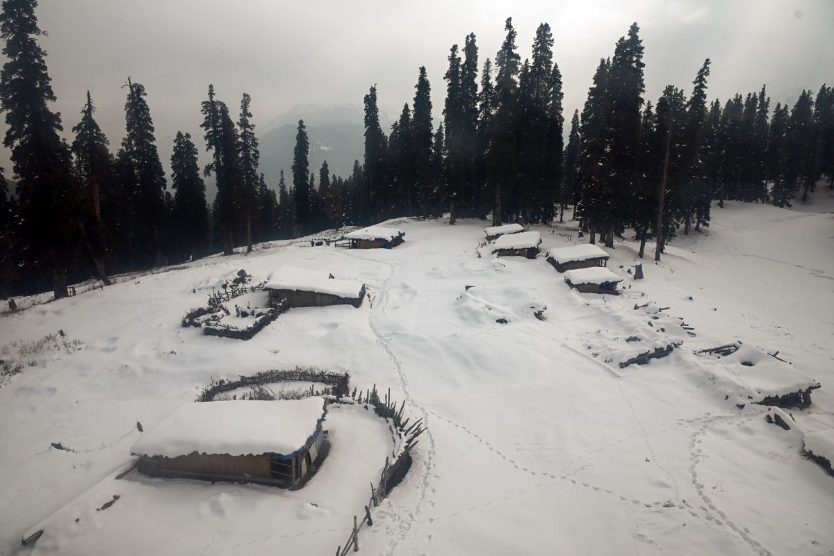 In Photos: Winter Crowds Throng Snow-clad Gulmarg – Kashmir Observer