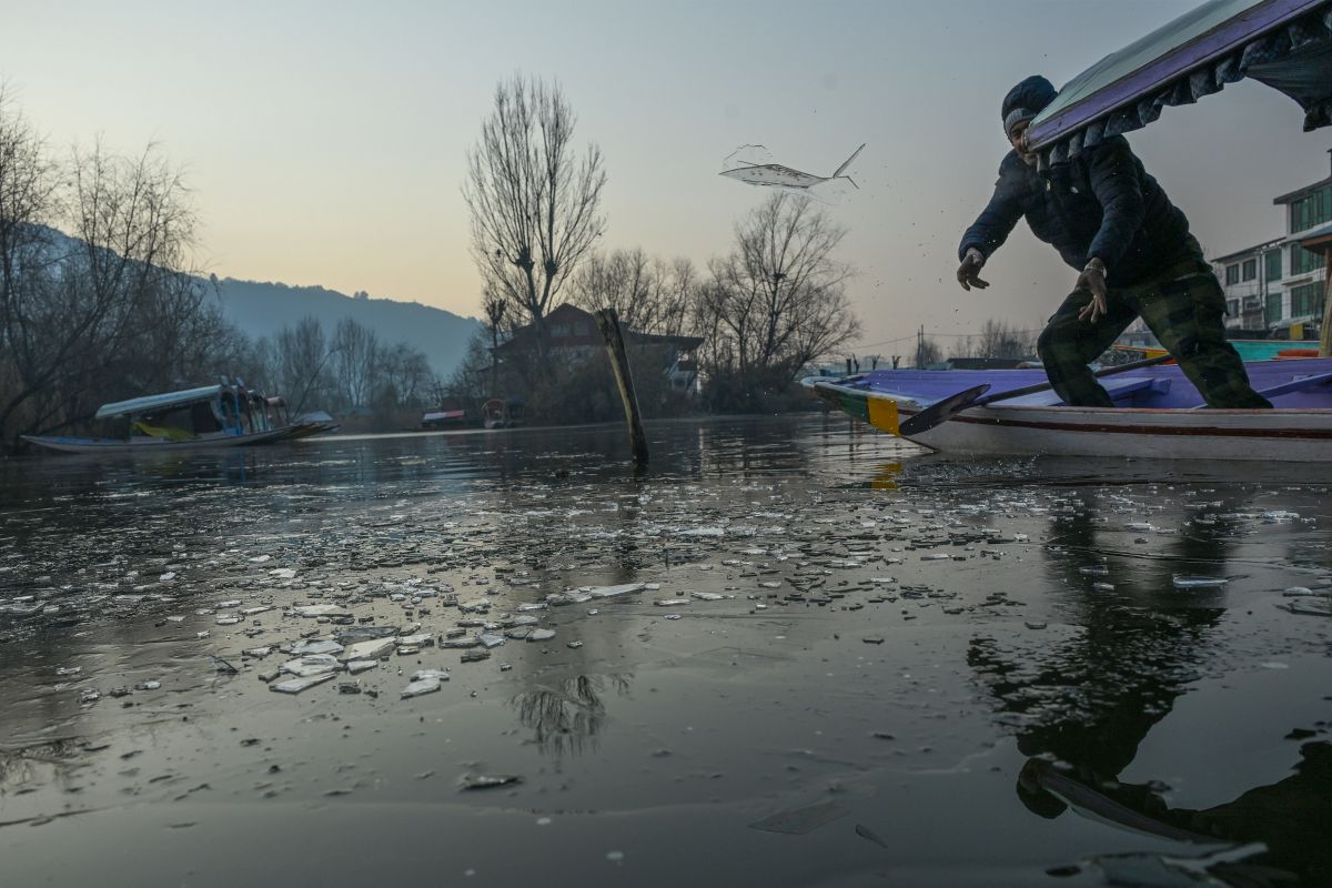 Parts of Dal Lake Freezes as Kashmir Reels Under Severe Cold - Kashmir ...