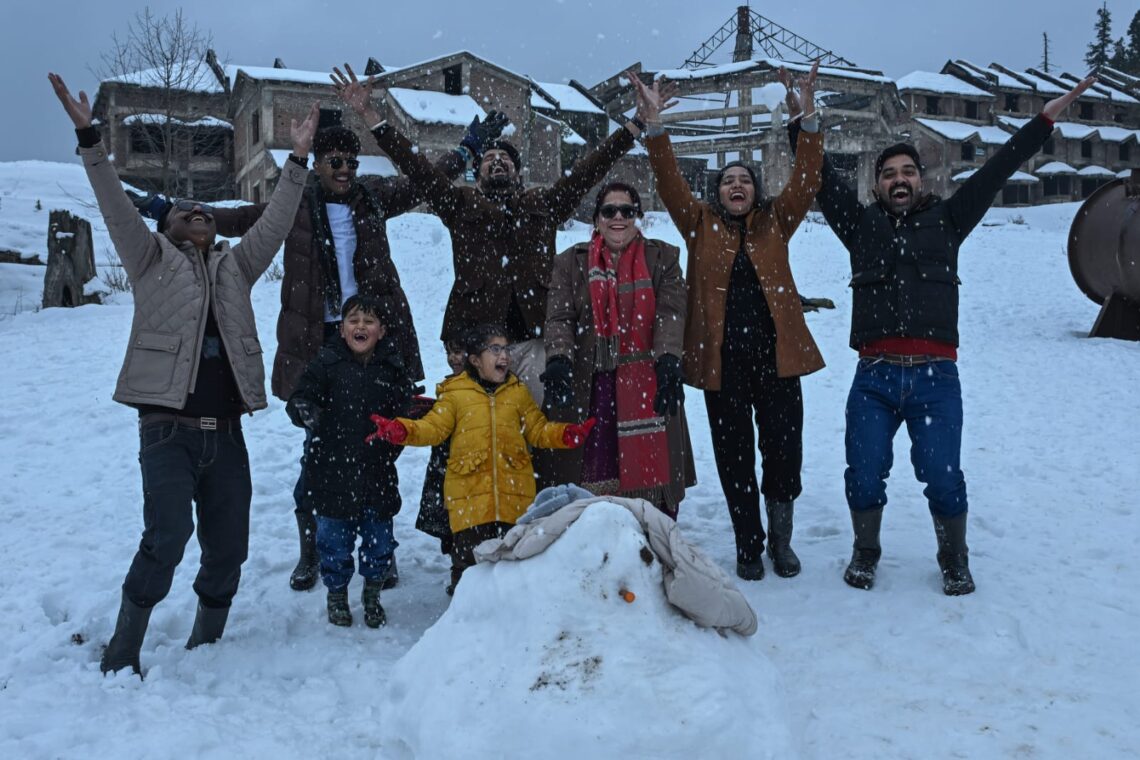 Fresh Snowfall Ushers in New Year at Kashmir Tourist Hotspots – Kashmir ...