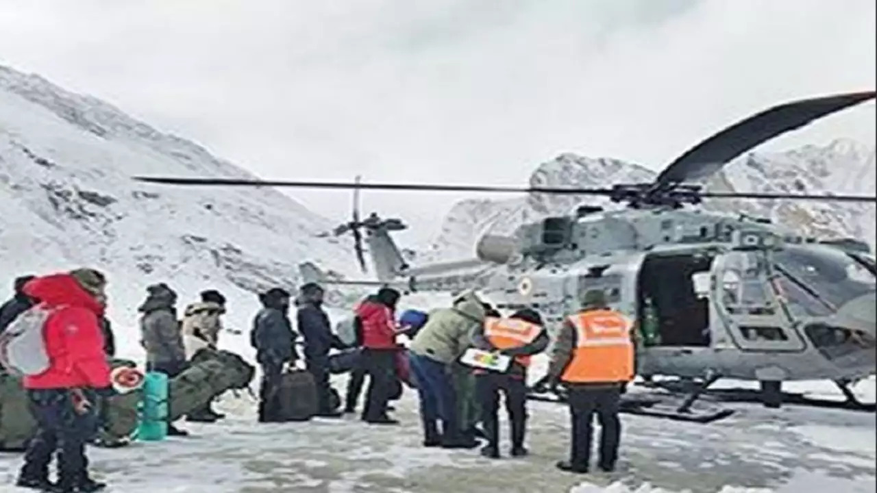 Lost in Ladakh Cold, Tourists Survive, Rescued Alive - Kashmir Observer